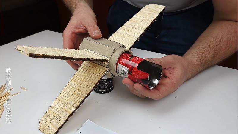 在网上找一张说明书,用废料手工制作飞行器,真是个能工巧匠呐!