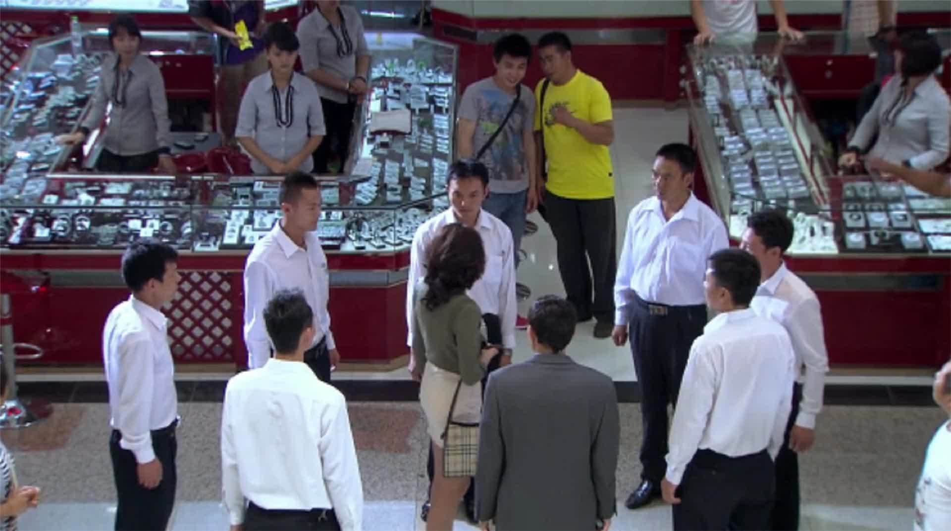 劝和:拜金女故意砸烂翡翠手镯,一听要赔101万,瞬间吓得变结.