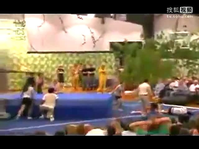 搞笑视频:计算错误的距离!这么高摔下很痛吧!