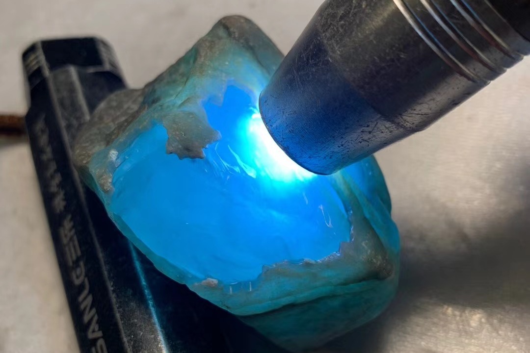 翡翠恋人:巨型的翡翠原石,经过几个小时的切割,结果!