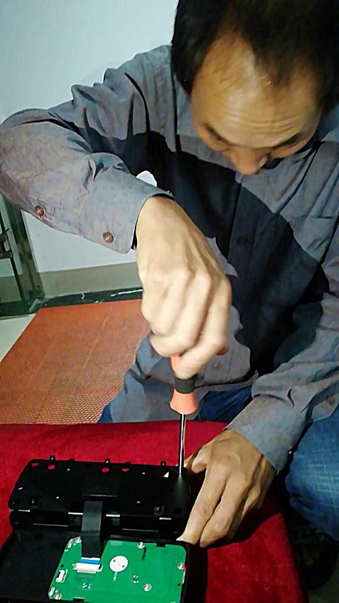 2019年6月25日上午吴成水来调换玻璃门密码锁方向