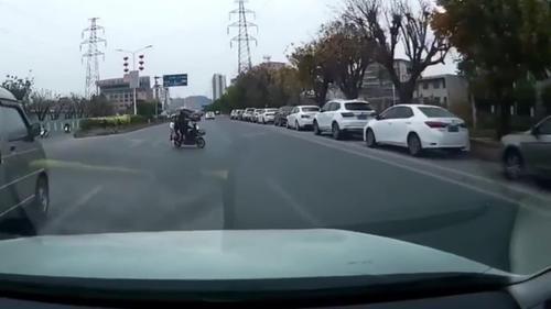 不在乎自己安全,也不考虑孩子的生命,这样骑电动车太过分了