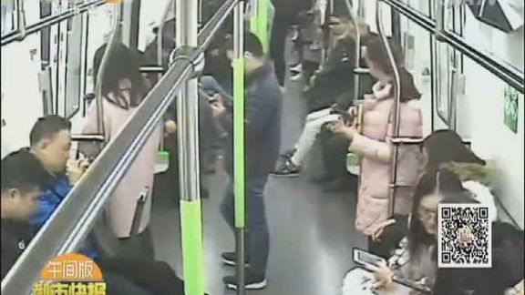 地铁里点燃奶茶杯 武汉一女子被警方刑拘