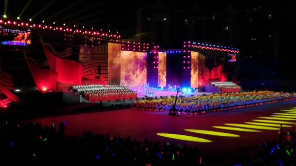 舞台效果相当安逸,现场更巴适,看得出是庆祝什么嘛?