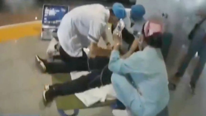 从柳州开往南宁的动车上,旅客突发疾病 车站上演“生死时速”