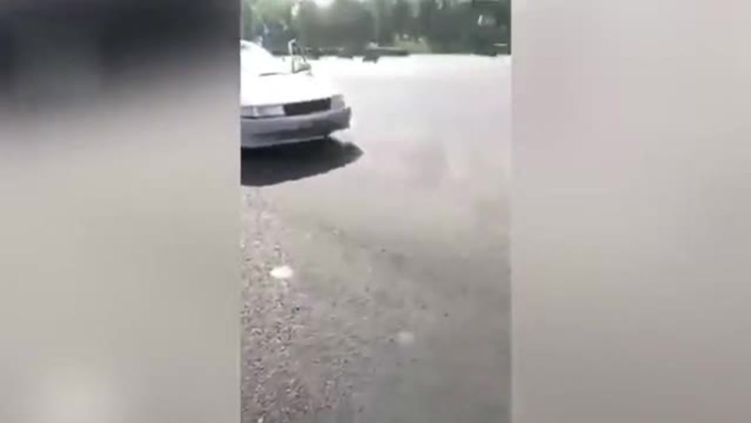 电动车闯红灯遭轿车撞飞 场面惊悚惨不忍睹