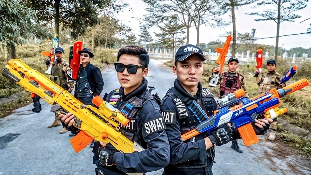 真人版CS游戏:超大号的玩具枪就是爽,看的我都想玩啦!