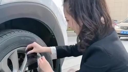 为了让微信步数得第一名,老婆把手机粘在车轮上