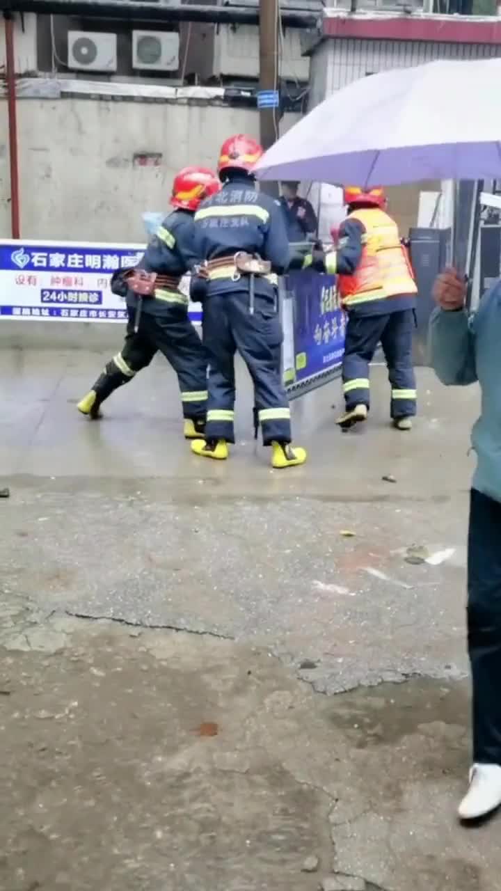 消防员徒手拆小区门禁,引发众人围看!疑因阻拦救援车?