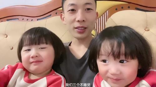 宝宝凌晨3点不睡觉,爸爸陪她们一起看动画片,一般人真扛不住