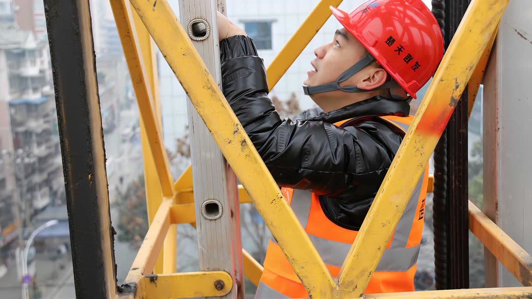 走进桥梁检测车,看看在空中行走的养护工程人们到底有多难