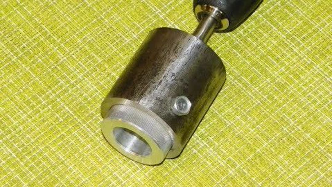 技术宅给小工具做了一个套筒,可以装在手电钻上面给水管车外圆