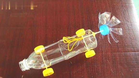 使用塑料瓶制作橡皮筋动力车