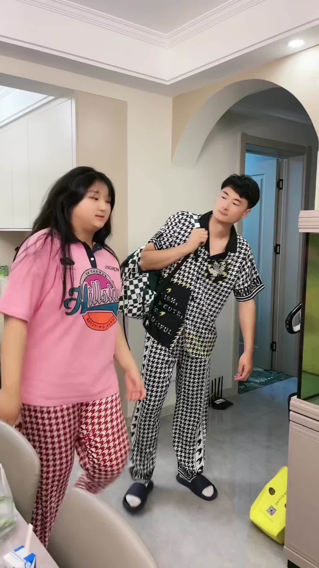 我的个乖乖上了八年学,今天领报告单赚了100,下午回来后横着走路喽,...