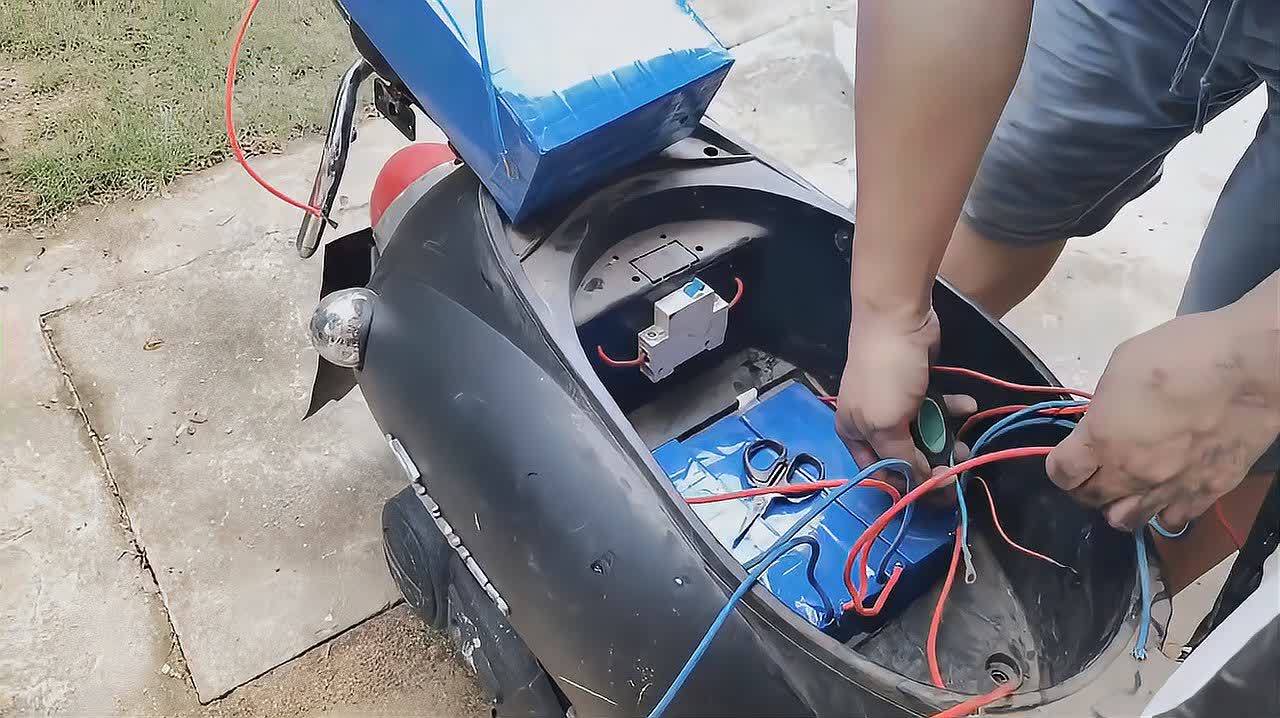 小李哥给电动车安装锂电池,娜姐帮倒忙差点引起火灾
