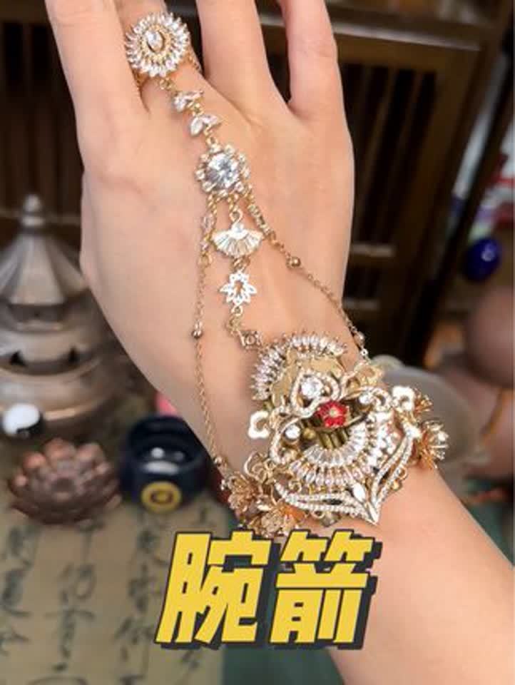 ...大家称我一声阁主,不是没有道理的 #暗器 #簪娘 #手链 #手镯 #袖箭