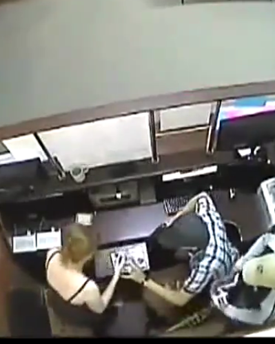 女子一人在公司前台上班,监控拍下这样一幕,好恐怖
