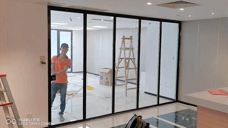办公室隔断安装极窄折叠门,视野都通透了~