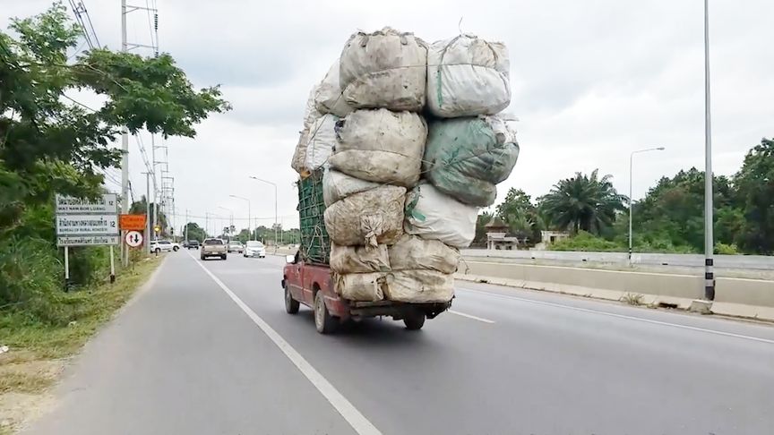 这位泰国的皮卡车司机真牛!1米5的车厢竟拉下了如此多的货物