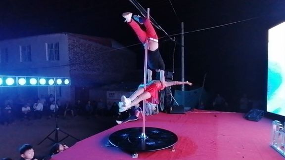 胖哥美女的双人钢管舞,