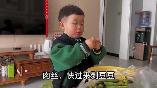 2岁萌娃帮妈妈做家务,直呼又可以拿来吹牛了#百万视友赐神评
