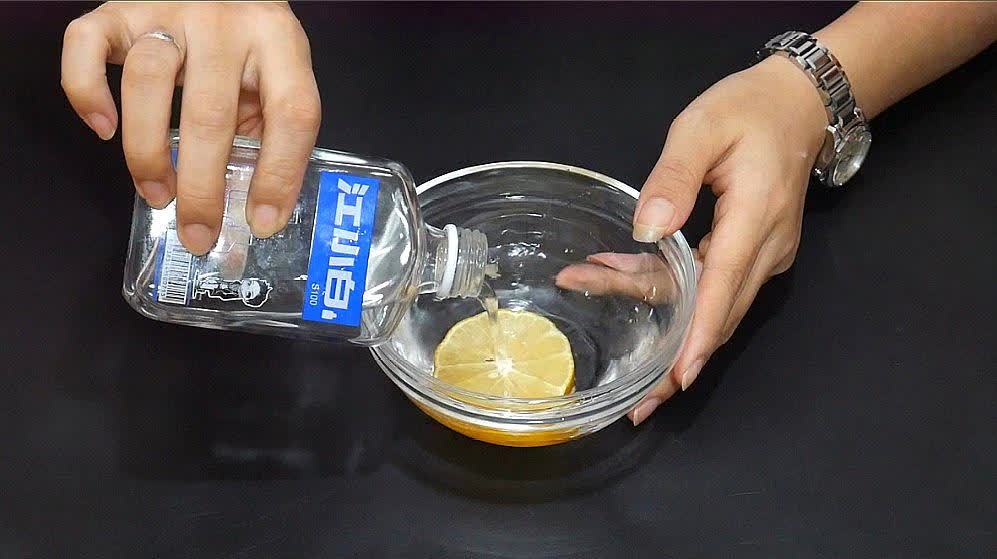柠檬放在白酒里泡一泡,简便又好用,肌肤白净润滑