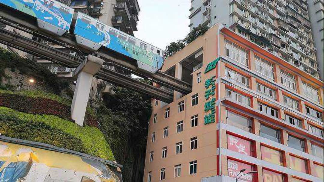 实拍重庆轻轨穿楼“奇观”,每天都有游客慕名前来观看,太震撼了