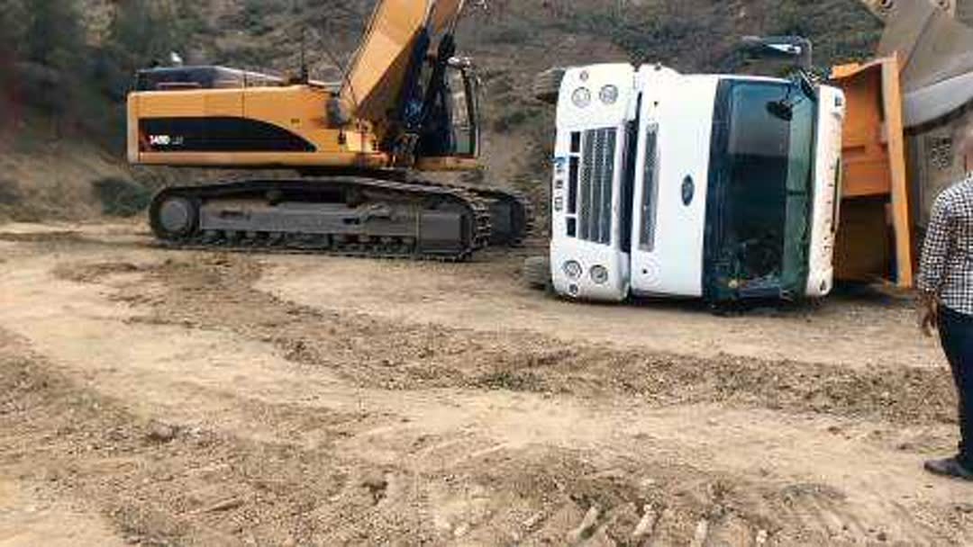 卡车不小心侧翻怎么办?老外用两台挖机配合行动,结果如何呢?