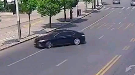转弯让直行:路口掉头撞电动车,责任算谁的?