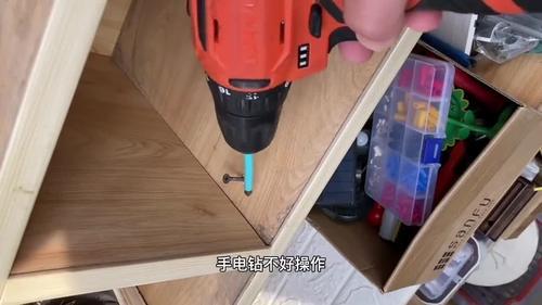 遇到这种狭小空间,手电钻不好操作,可以使用这种万向软轴