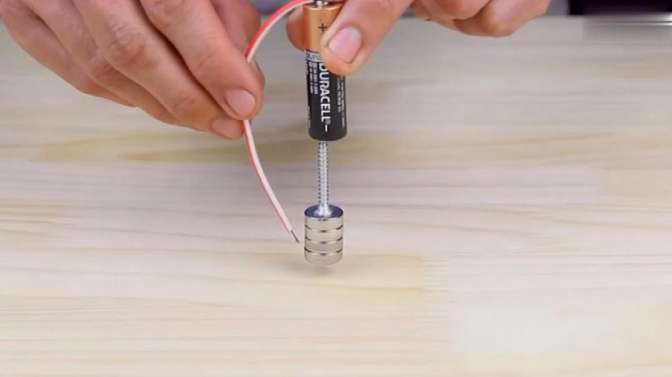 50个简单的科学小实验,魔力科学小实验,用这个可以做简易电动机