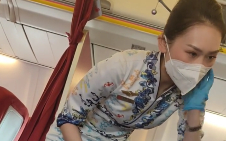 海航空姐细致完成客舱服务流程机上原声