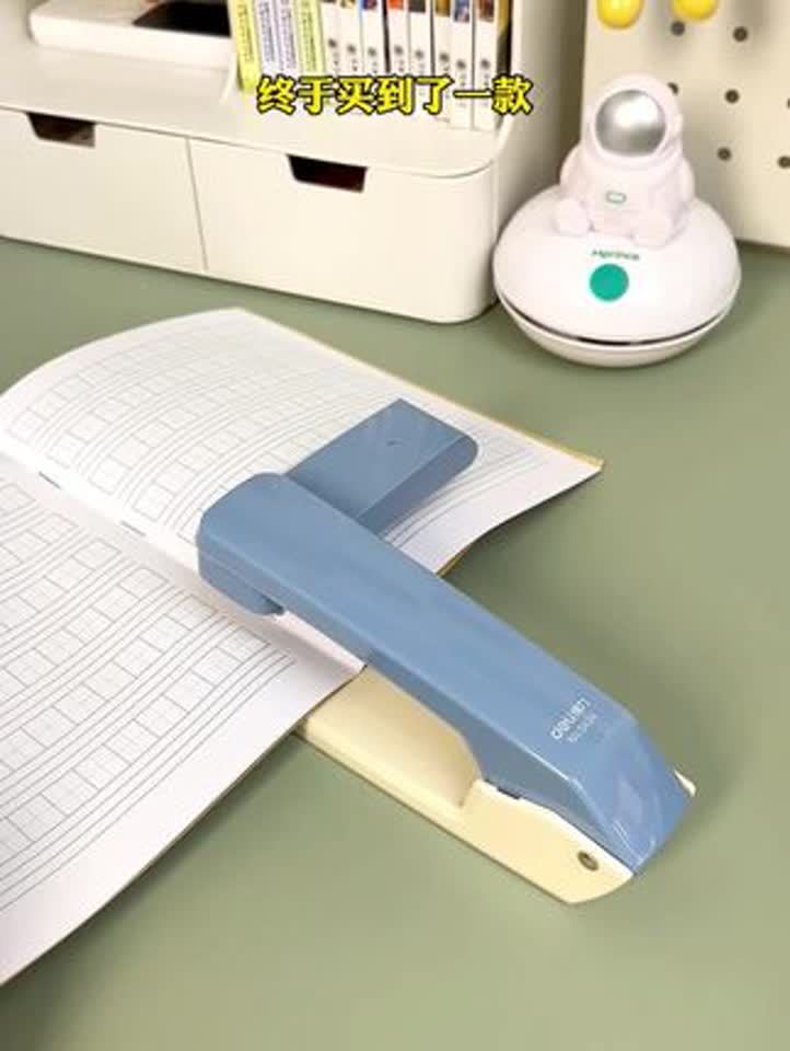 这个订书机可以横着订还能竖着订,太方便了得力