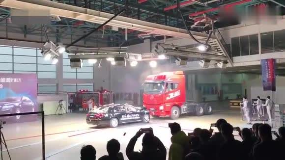 红旗H7碰撞测试,什么叫牛?撞红旗H7对撞解放JH6货车,这就叫牛!