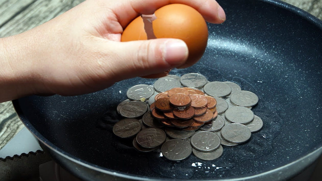 有趣定格动画:用硬币煎蛋?这硬币有点烫手!