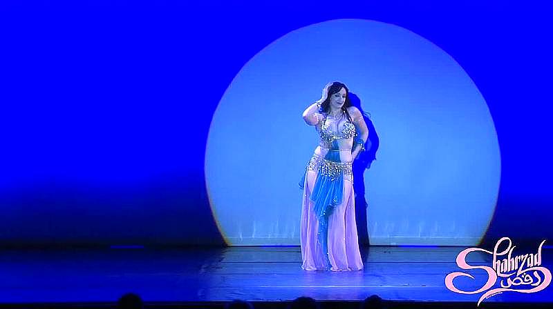 美丽的肚皮舞大师,跳得太美了,动作大方节奏感很强!