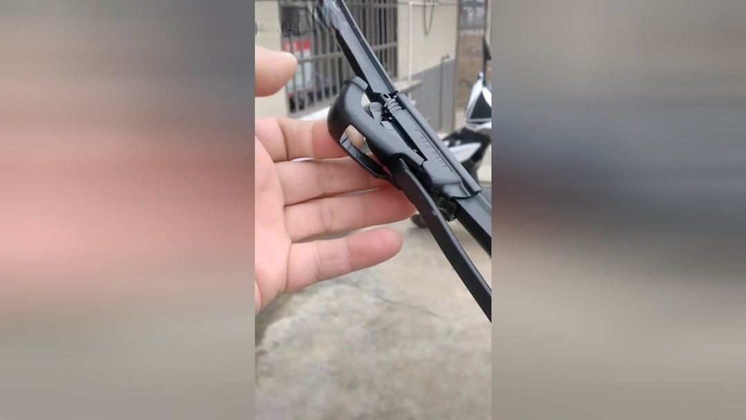 U型挂钩无骨雨刮器拆卸方法,拆卸时玻璃上放纸板或者厚毛巾,防止不...