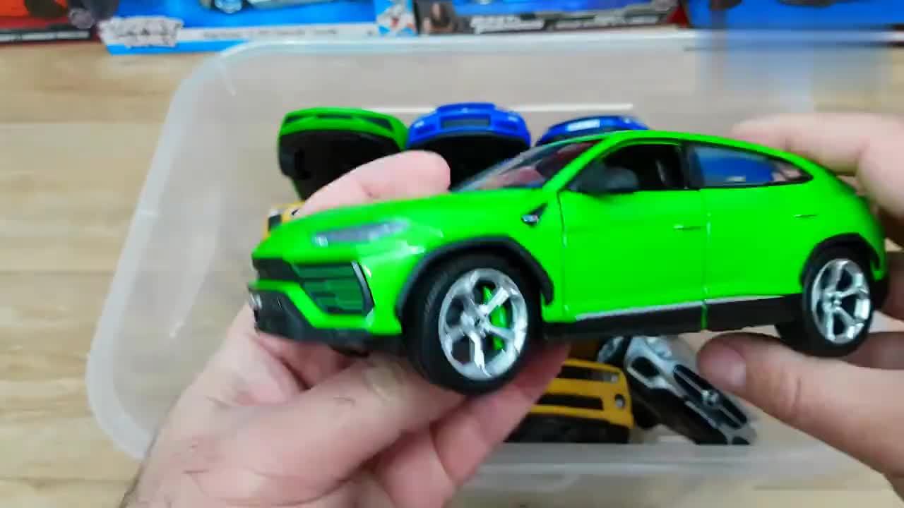 展示汽车模型玩具内部构造