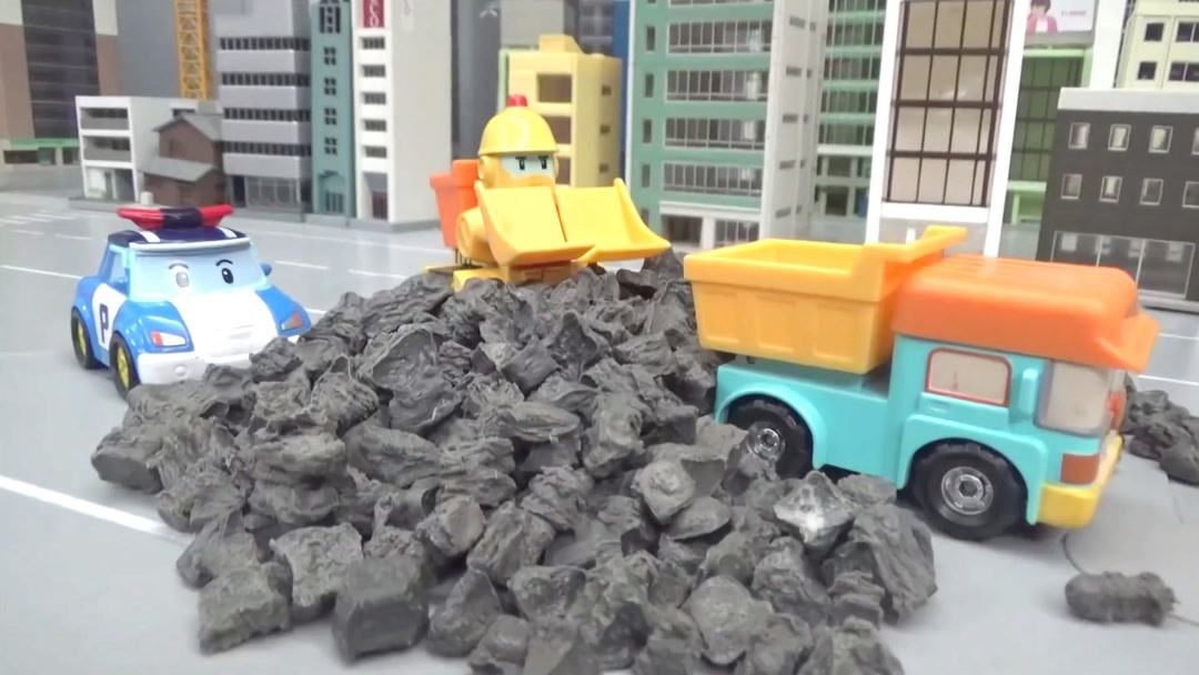 变形警长珀利被石头挡住了,工程车清理路上的石头?