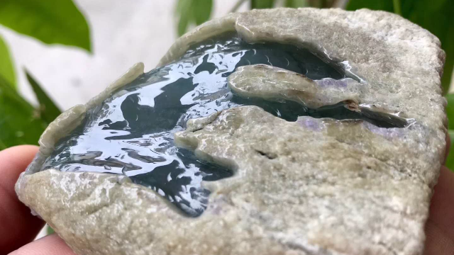 莫西沙翡翠原石凭一特征开窗一看,马上去皮!