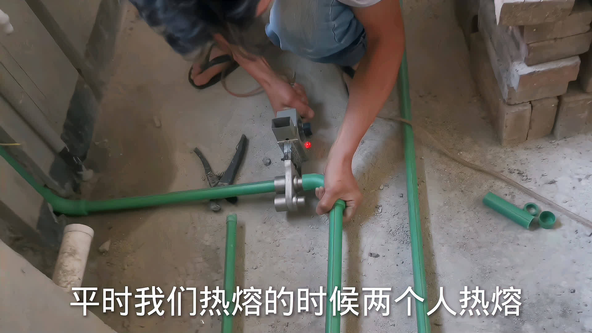 水电师傅讲解热熔技巧,师傅说水管热熔要多练习,练出感觉