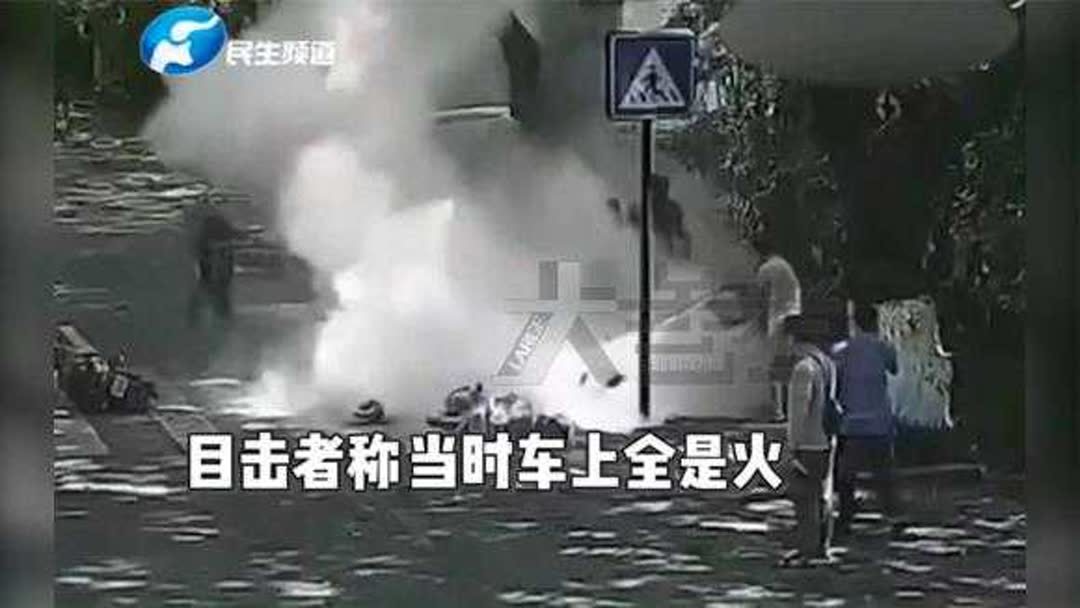 惊险!电动车正常行驶中突燃爆,致父女俩受伤