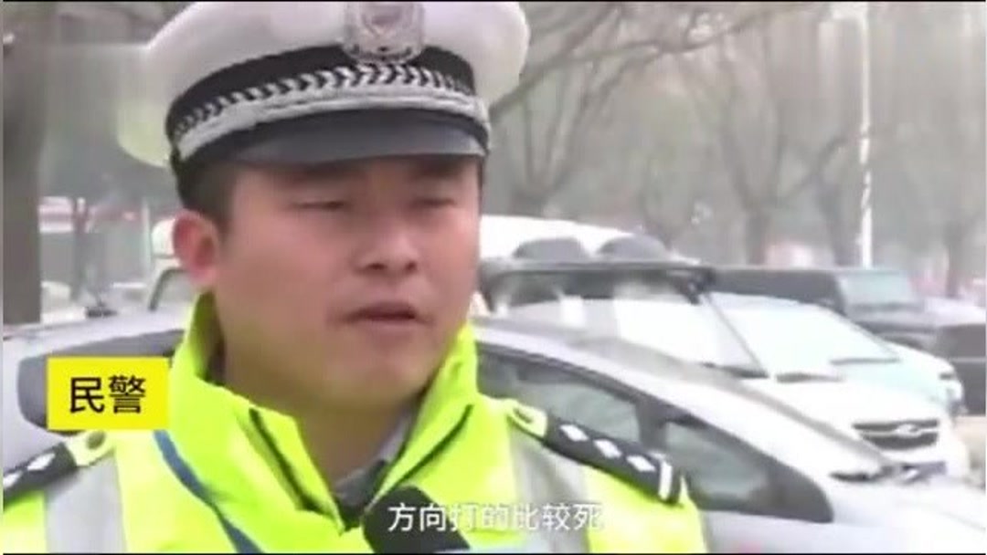 司机开车不一般 倒车驾驶撞蒙圈