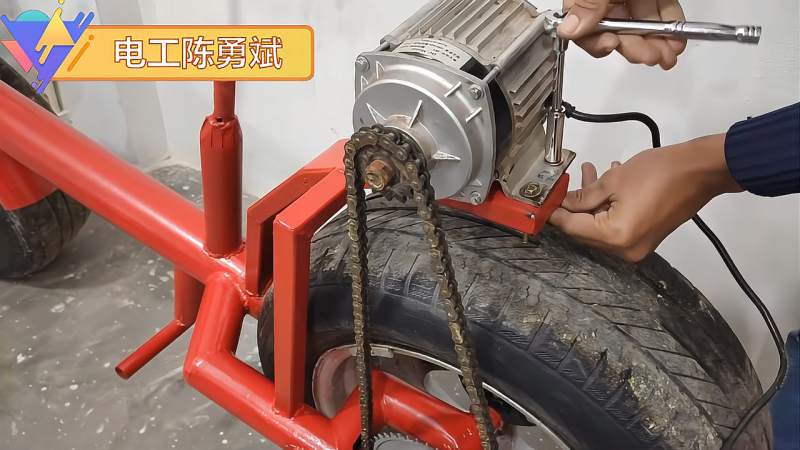 农村小伙研发新型电动车,开到路上比摩托都快!