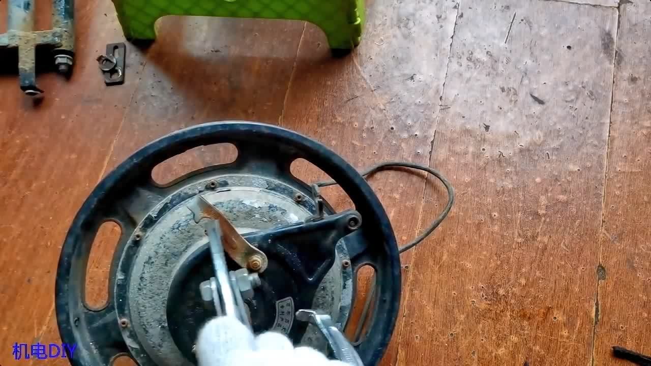 用电动车轮毂电机做木工带锯!费了半天劲终于把钢圈改好了