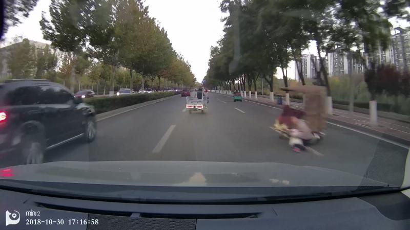 事故现场:三轮车相撞,老人和小孩都掉下车了,记录仪拍下全过程