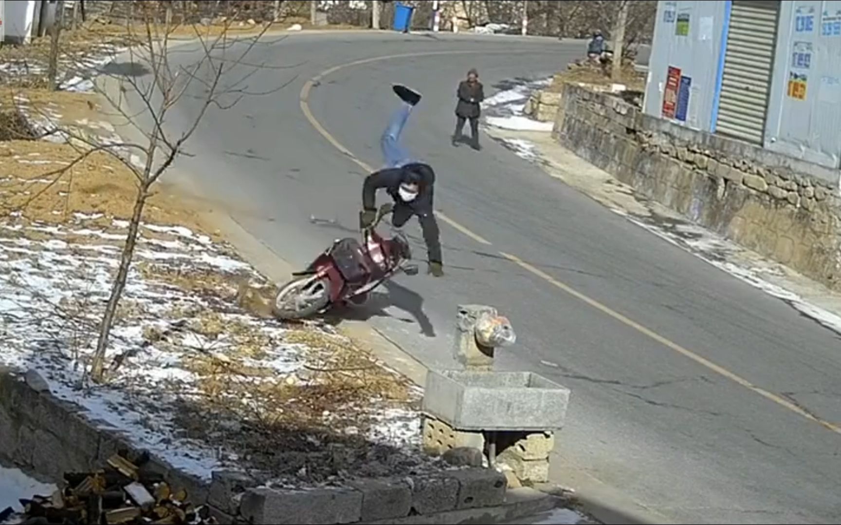 坡起失败连撞4人,骑电动车被树砸,交通事故合集23122期