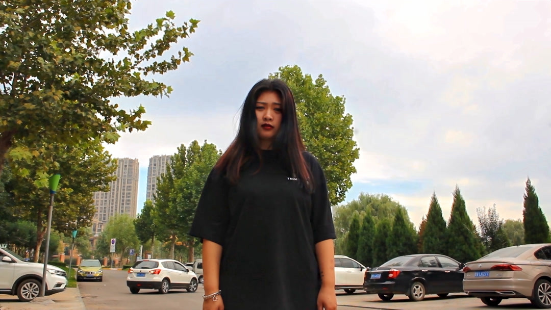 美女遇到碰瓷的,可以用花呗也可以用信用卡,还能办小额贷款