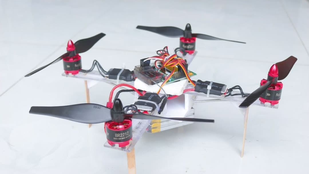 技术宅自制简易无人机,直接用两条直尺做机架,关键是真能飞起来
