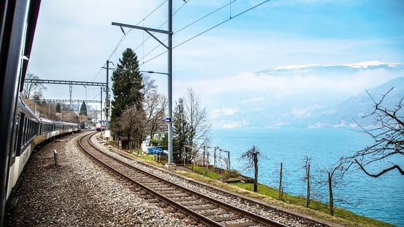 打开绿皮车车窗会是什么视角?这种火车越来越少了